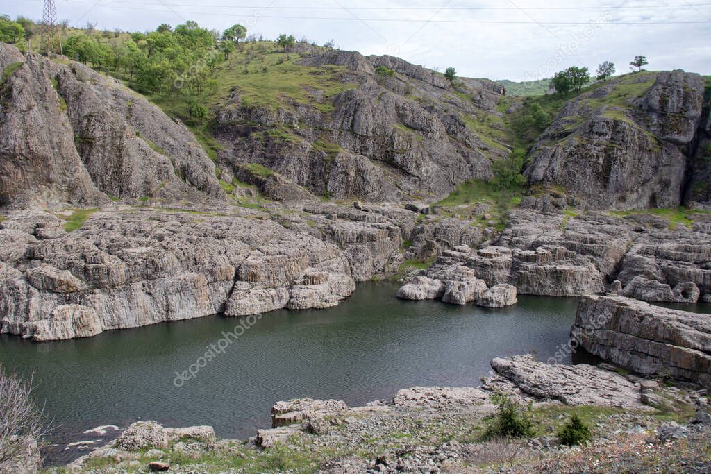 Sheytan Dere (Shaitan River) Cañón bajo la presa del embalse Studen ...