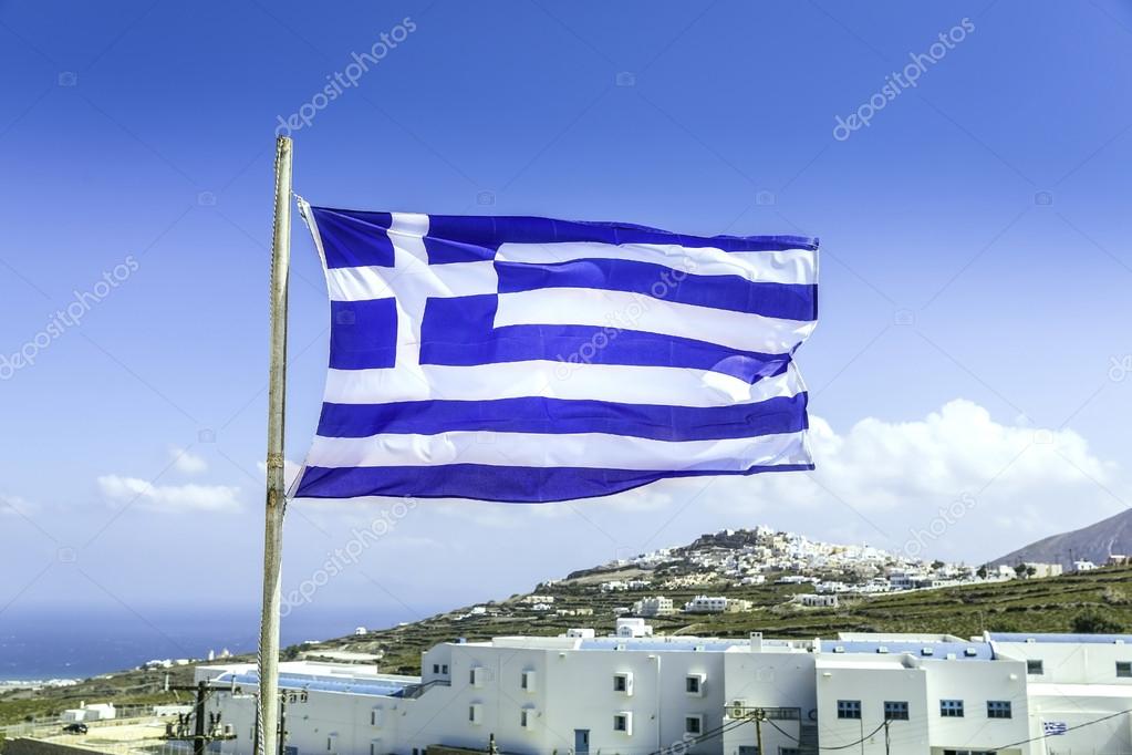 Bandera griega con vista general Isla de Santorini en Grecia — Foto de ...
