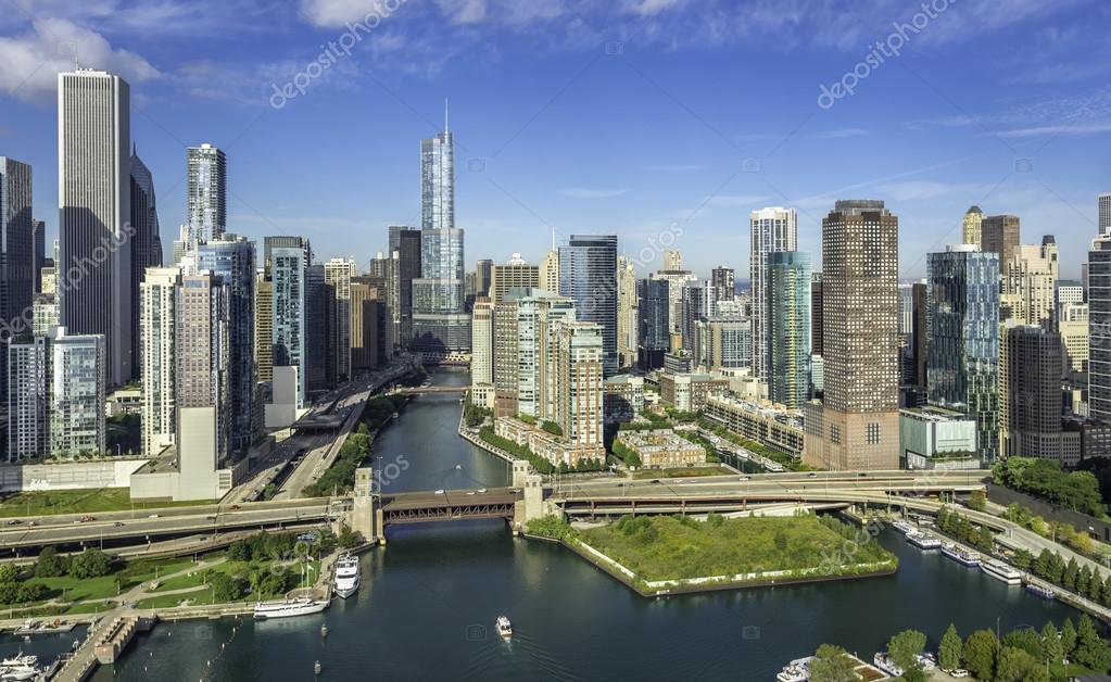 Skyline con el río Chicago — Foto de stock #95757038 © marchello74