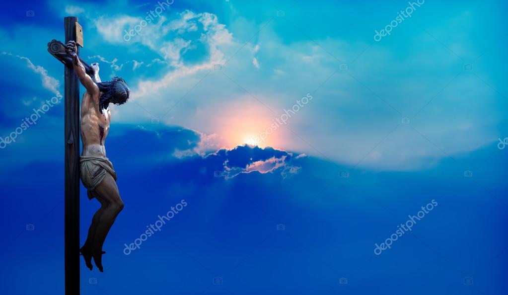 Jesucristo en la cruz sobre el fondo azul del cielo dramático 2024