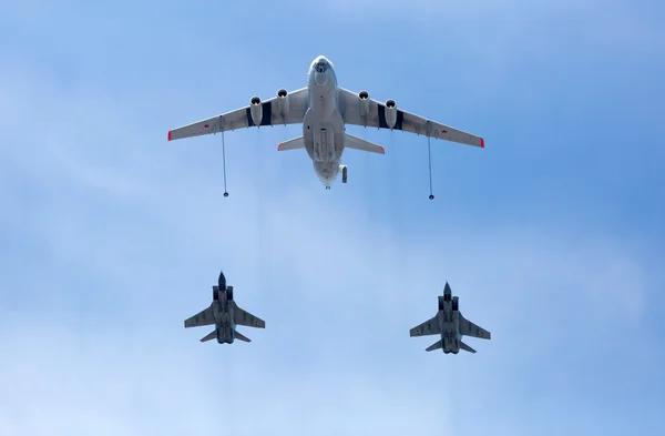 Aircraft refueling Stock Photos, Royalty Free Aircraft refueling Images ...