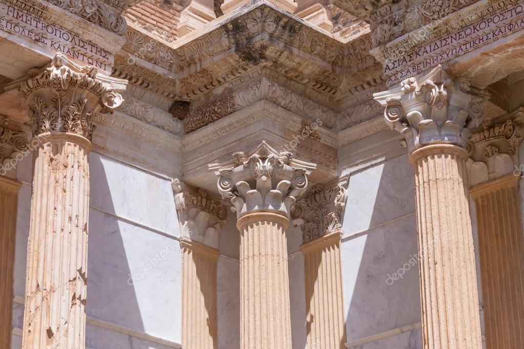 Columnas de estilo corintio en Sardis 2024