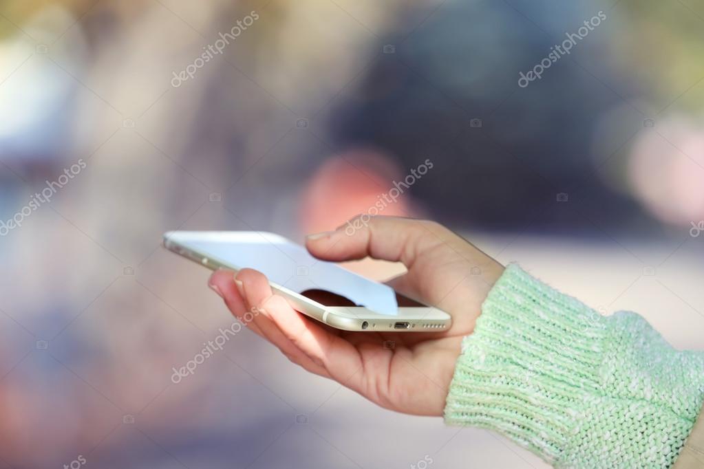 Hand holding a mobile phone Stock Photo by ©belchonock 103752770