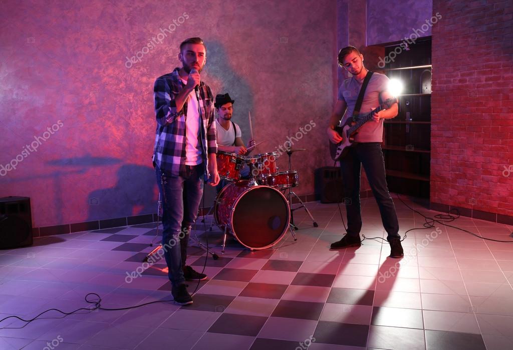 Músicos tocando instrumentos musicales y cantando — Foto de stock ...