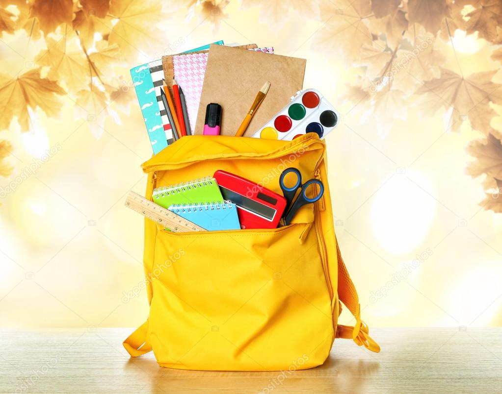 mochila con útiles escolares 2024