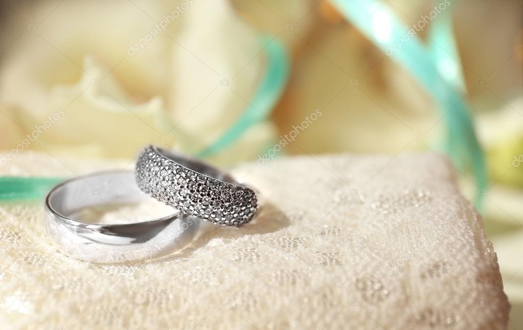 Two wedding rings Stock Photo by ©belchonock 124780056