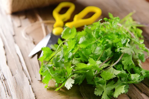 Cilantro picado sobre tabla de madera de cerca — Foto de stock ...