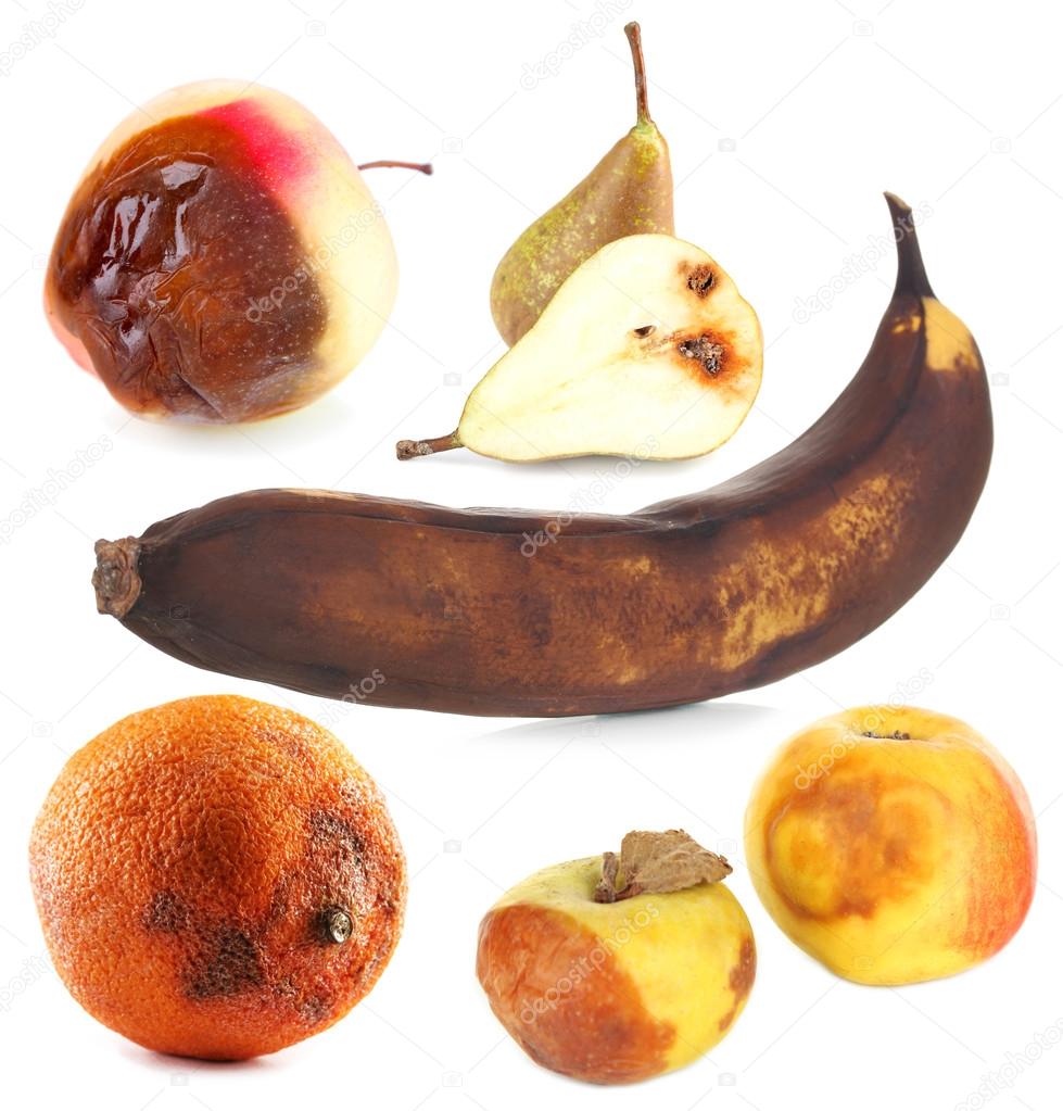 Frutos podridos aislados en blanco 2024