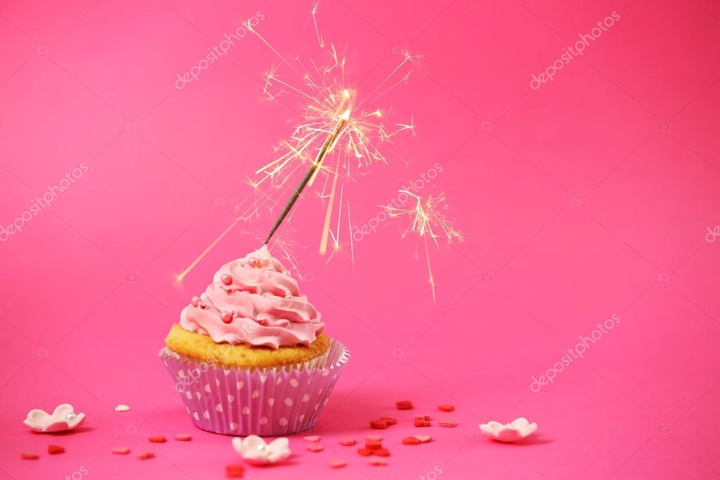 Cupcake con espumoso sobre fondo rosa: fotografía de stock © belchonock ...