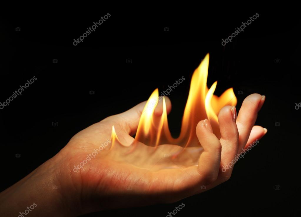 Hand met vuur geïsoleerd op zwart ⬇ Stockfoto, rechtenvrije foto door ...