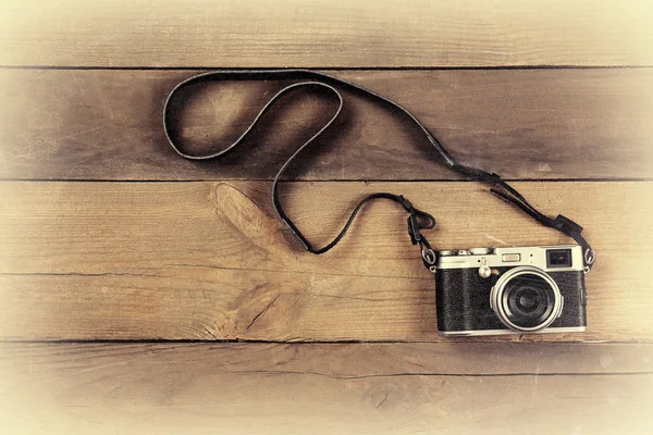 Vintage camera on wooden background Stock Photo by ©belchonock 122577606