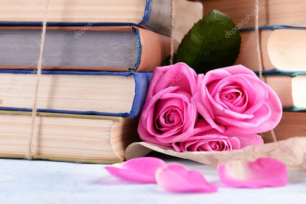 Hermosas Rosas Rosadas Con Pila De Libros Primer Plano Fotografía De