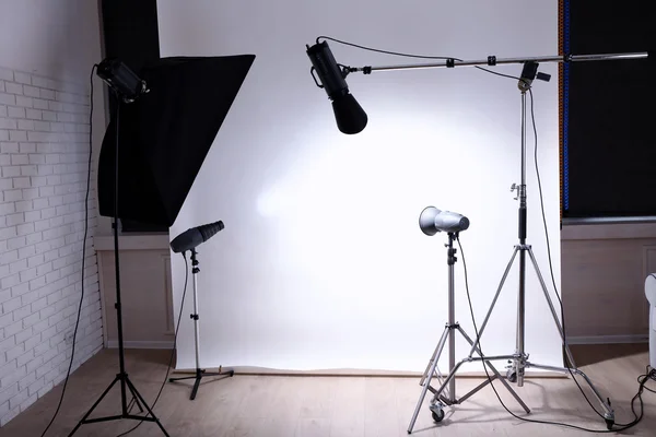 Empty photo studio Stock Photo by ©belchonock 51451987