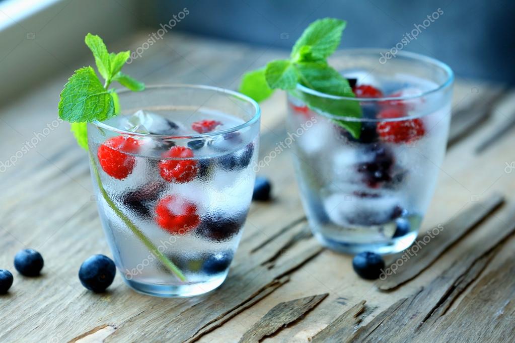 Cold refreshing summer drink — Stock Photo © belchonock #81305660