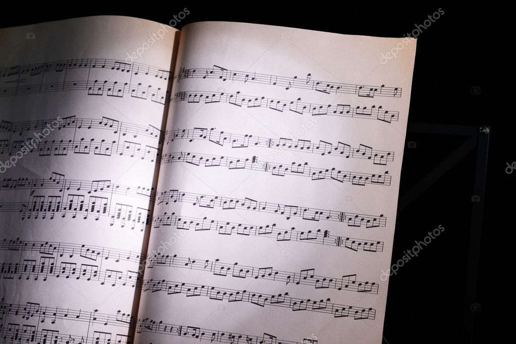 Hojas de música en sombra — Foto de stock #84306478 © belchonock