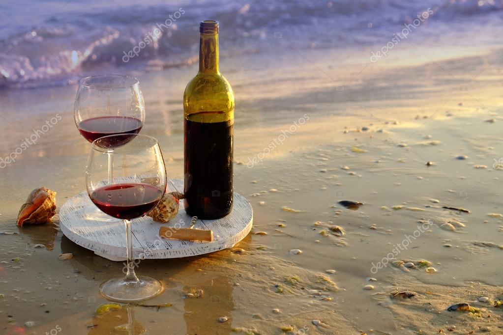 Botella de vino y copas a la orilla del mar — Foto de stock ...