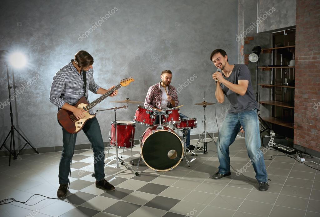 Músicos tocando instrumentos musicales y cantando — Foto de stock ...