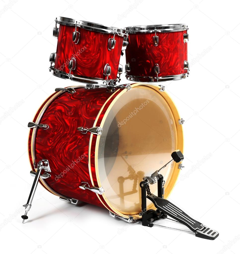 Conjunto de tambores rojos aislados sobre fondo blanco, primer plano 2023