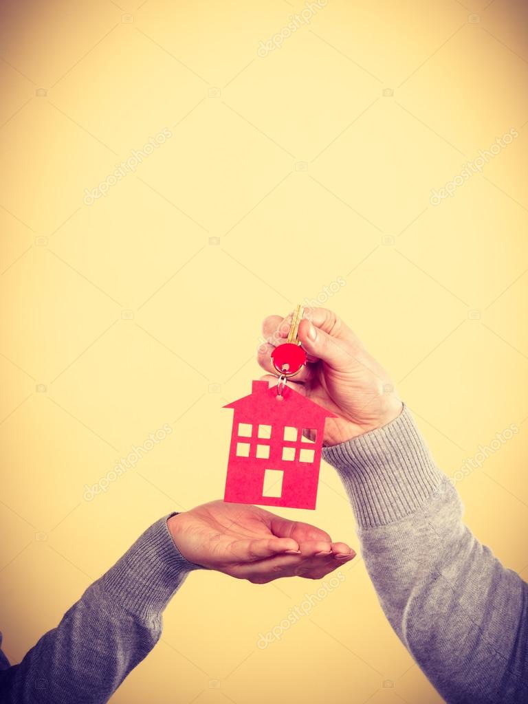 Pareja manos sosteniendo la llave con el símbolo de la casa 2024