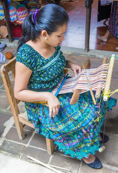 Hombre peruano tejiendo fotos de stock, imágenes de Hombre peruano ...