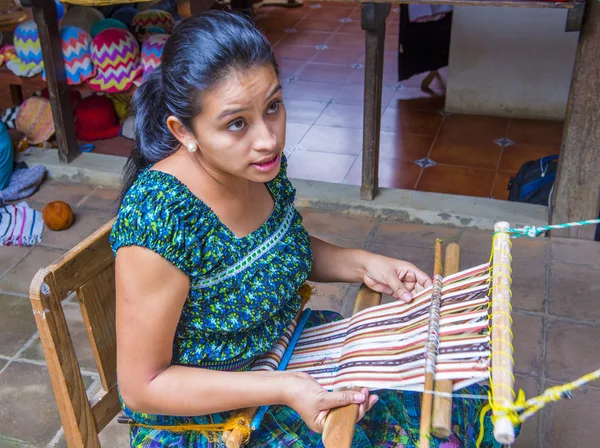 Hombre peruano tejiendo fotos de stock, imágenes de Hombre peruano ...