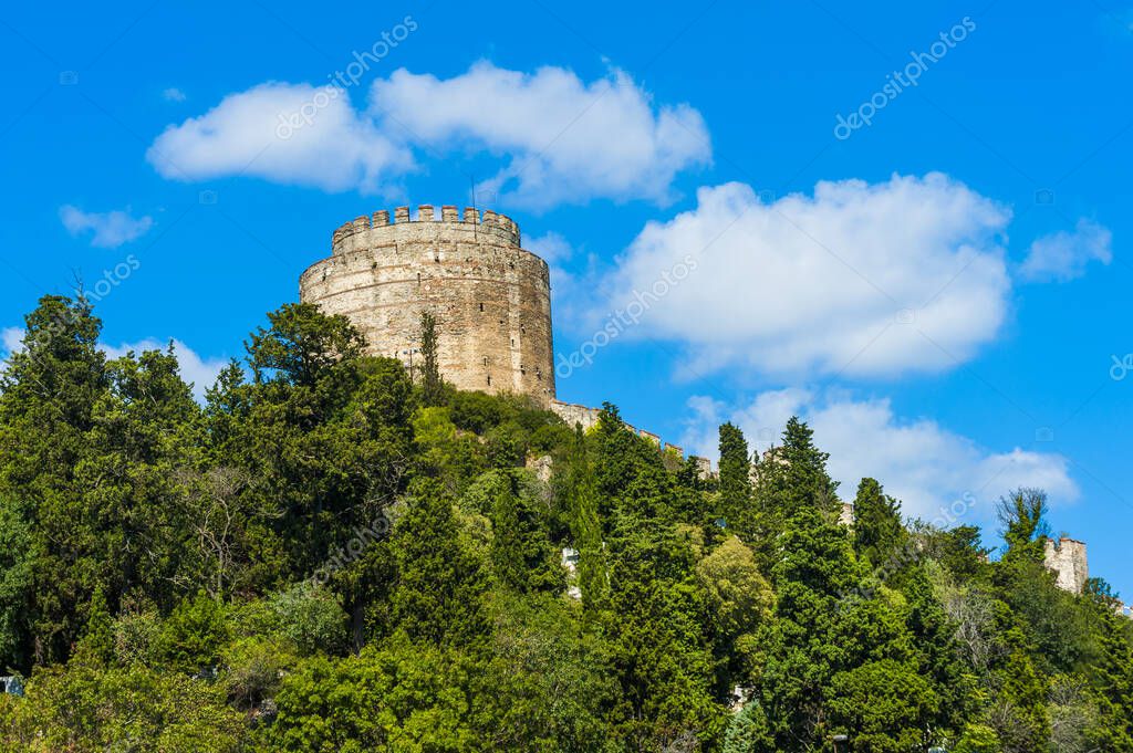 Torre del antiguo castillo medieval Rumeli Hisari construido en una ...