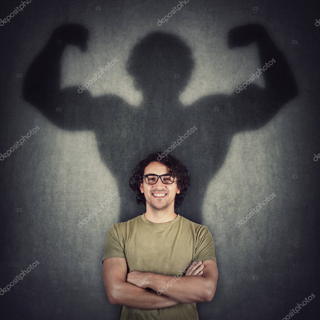 Las sombras confiadas de los jóvenes se transforman en una persona ...