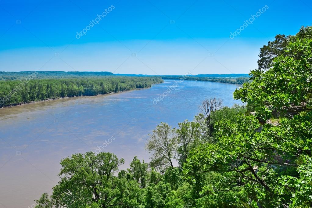 Río Missouri con bosque en primavera 2022
