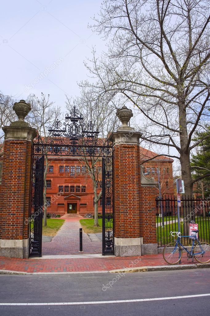 Puerta de entrada y Sever Hall en Harvard Yard en Cambridge 2024
