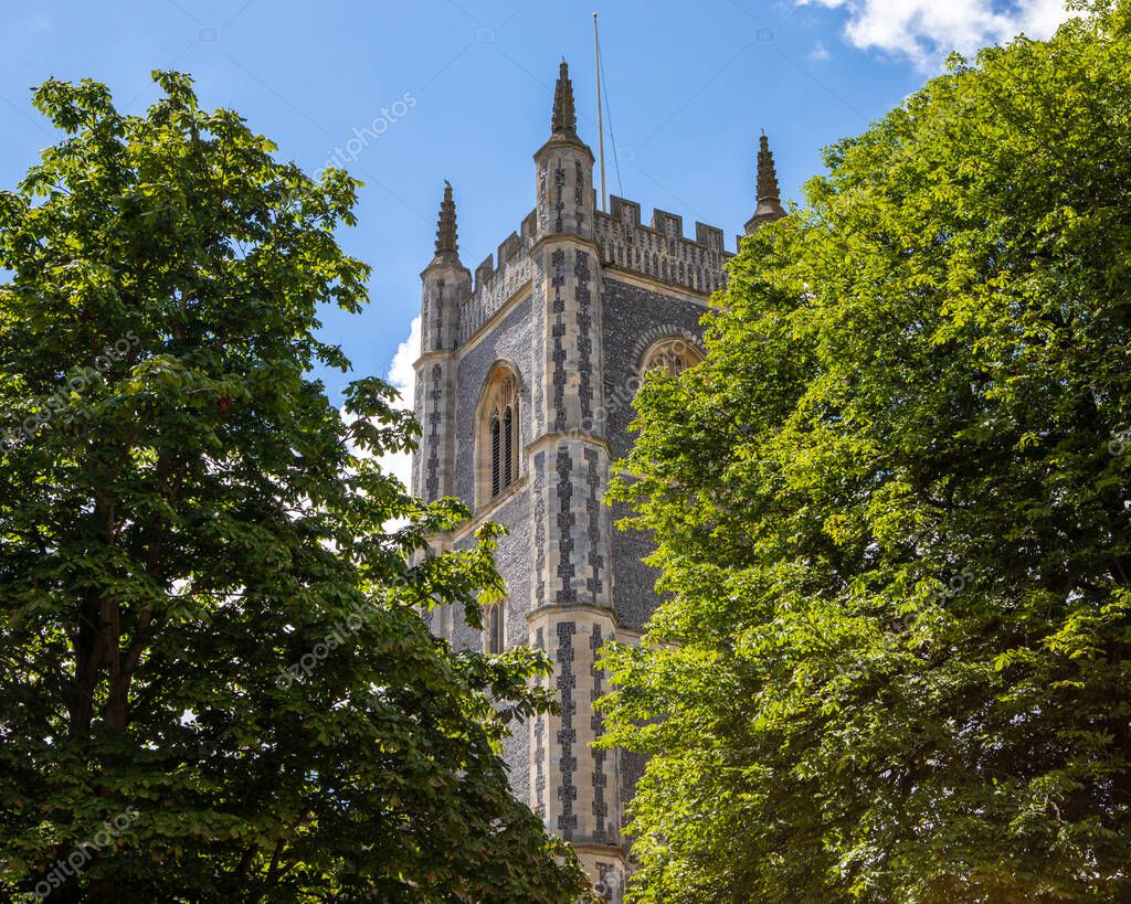 Una vista de la torre de la iglesia parroquial de Dedham, también ...
