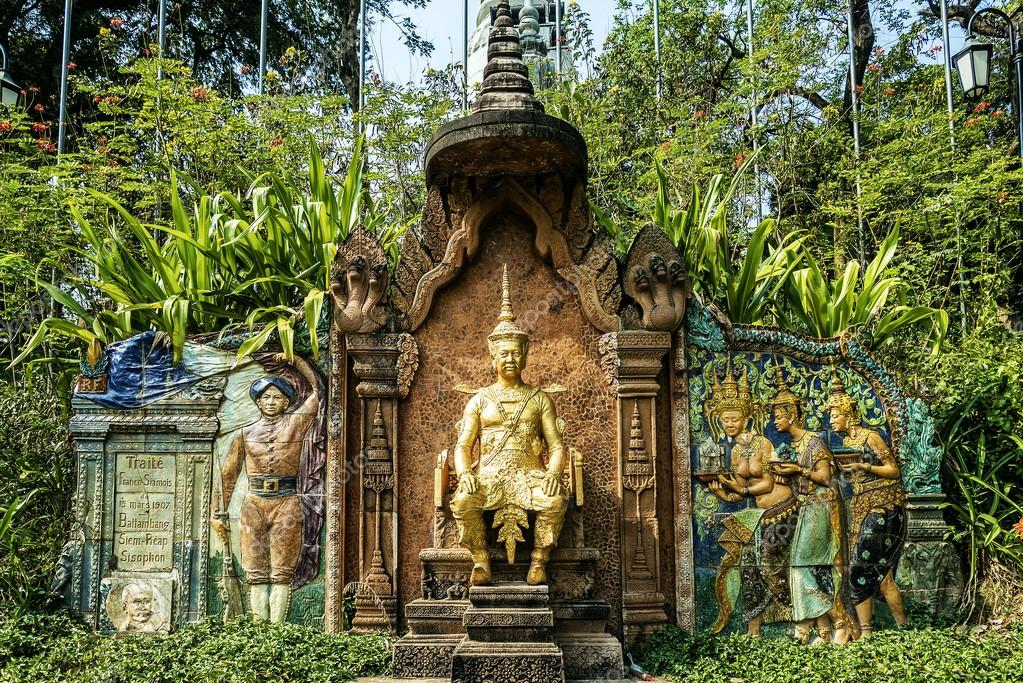 Monument at wat phnom landmark temple in Phnom Penh Cambodia ⬇ Stock ...