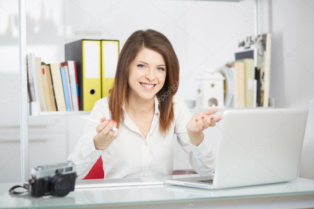 Photo editor working on computer and used graphics tablet — Stock Photo ...