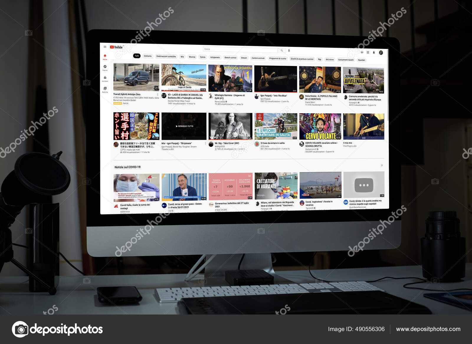 Desktop Computer Displaying Youtube — Stock Editorial Photo ...