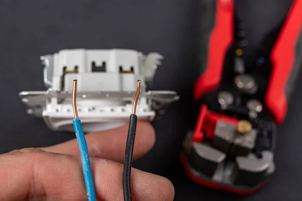 Como se conecta el ch375b Stock Photos, Royalty Free Como se conecta el ...