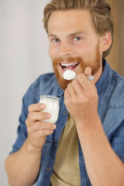 Hombre come yogurt Stock Photos, Royalty Free Hombre come yogurt Images ...