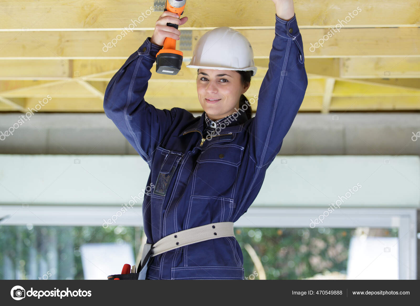 Female Contractor Using Cordless Drill Roof Timbers — Stock Photo ...