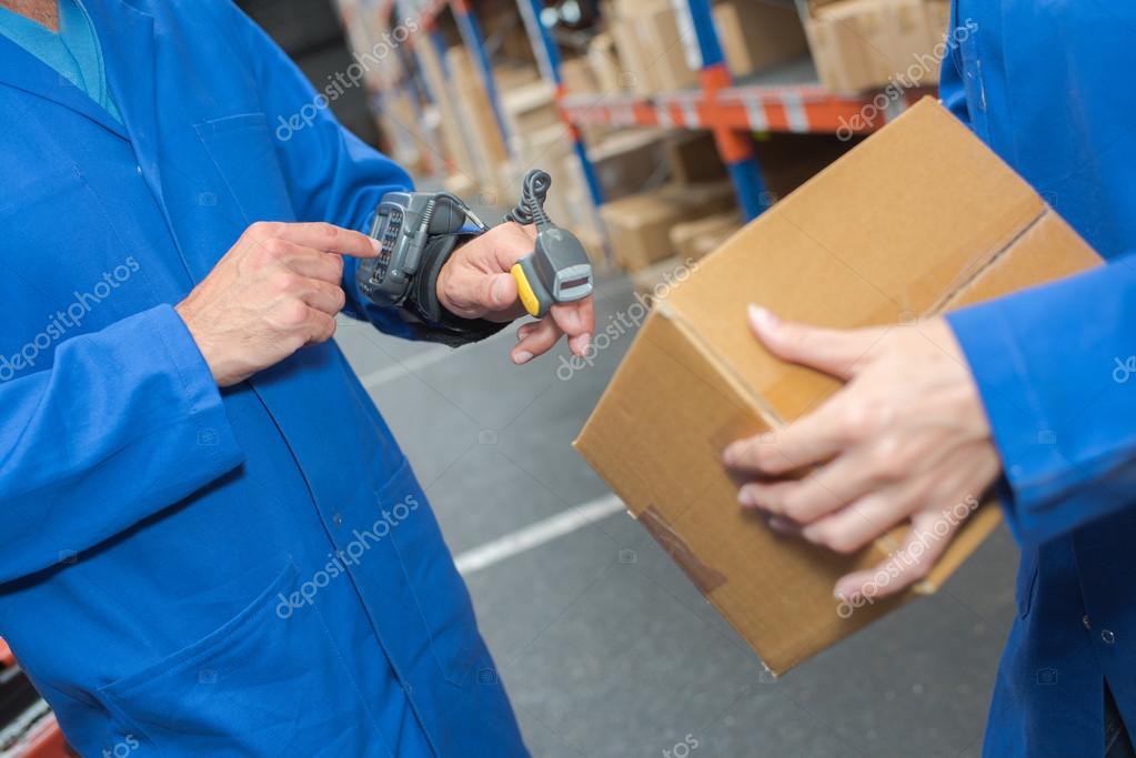 Hombre en el almacén usando escáner de mano — Foto de stock ...