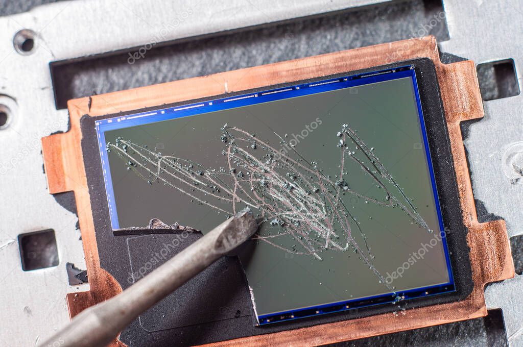 La matriz de la cámara arañó con un destornillador. Cámara DSLR dañada ...