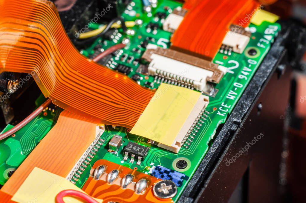 Conector para conectar placas electrónicas a través de conectores ...