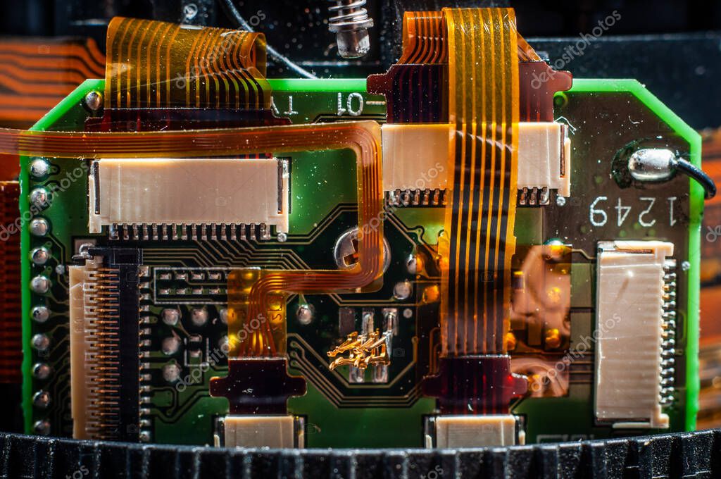 Tablero con un microchip y conectado y un cable de cinta dentro del ...