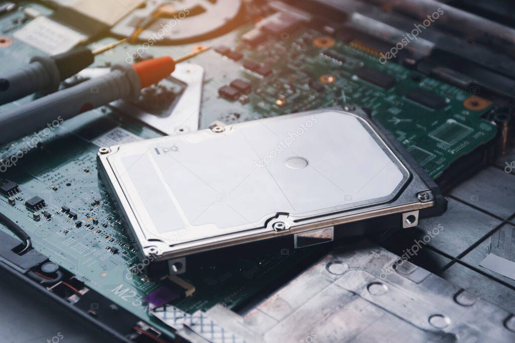 Unidades de disco duro 2.5 pulgadas (HDD) colocadas en el ordenador ...