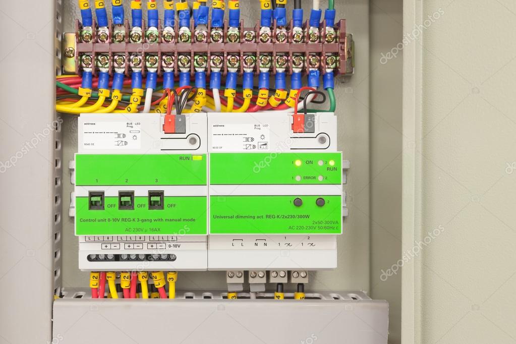 Línea de paneles eléctricos, mandos e interruptores, concepto de ...