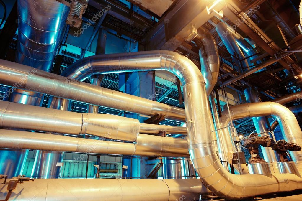 Equipos, cables y tuberías que se encuentran en el interior de una ...