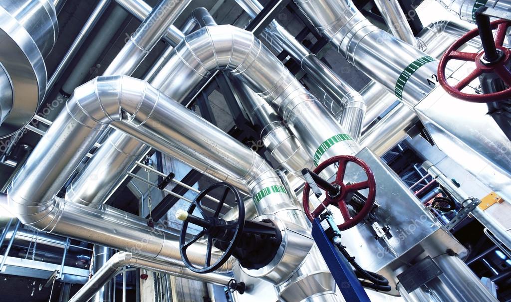 Equipos, cables y tuberías que se encuentran en el interior de una ...