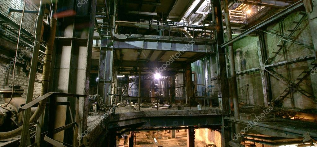 Vieja fábrica espeluznante, oscura, en descomposición, destructiva ...