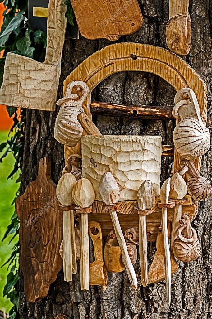 Objetos tradicionales rumanos de madera 1 2024