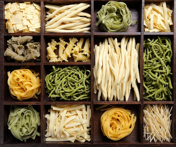 Diversi tipi di pasta italiana nel catalogo di scatola di legno — Foto ...