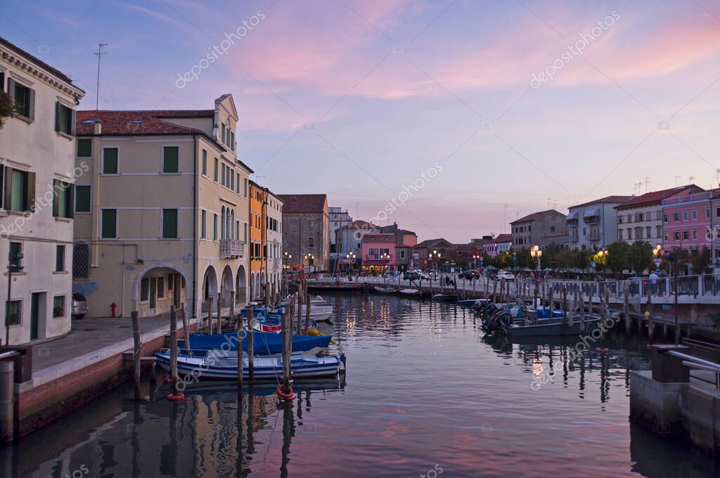 CHIOGGIA, ITALIA - 15 DE SEPTIEMBRE DE 2019: El canal principal de la ...