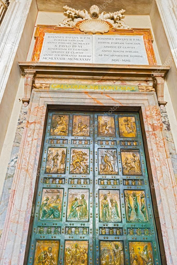 Puertas santas en la Basílica de San Pedro en Roma, Italia. 2025