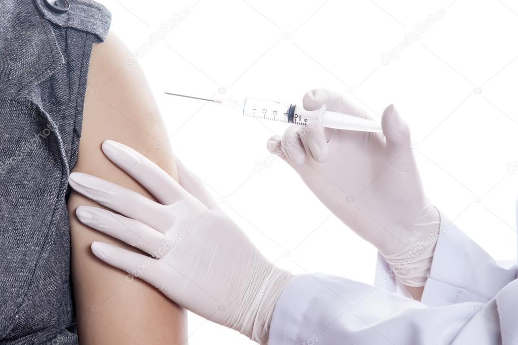 Médico o enfermero con jeringa inyectable 2024